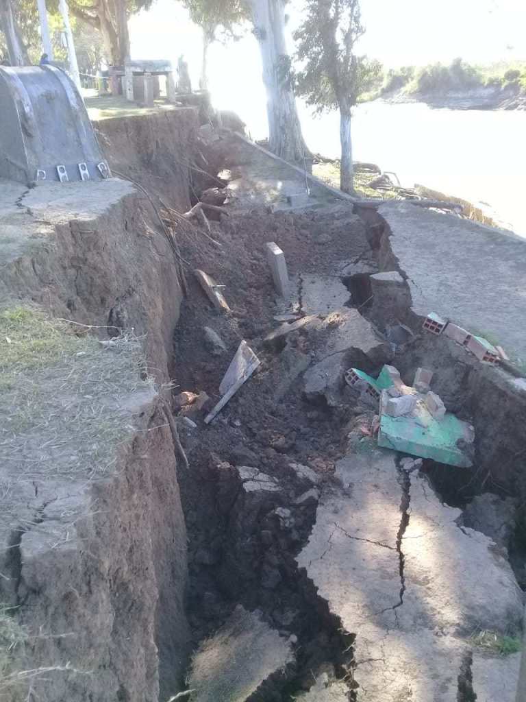 Desmoronamiento en La Boca de Monje arrastró mesas, asadores y árboles ...